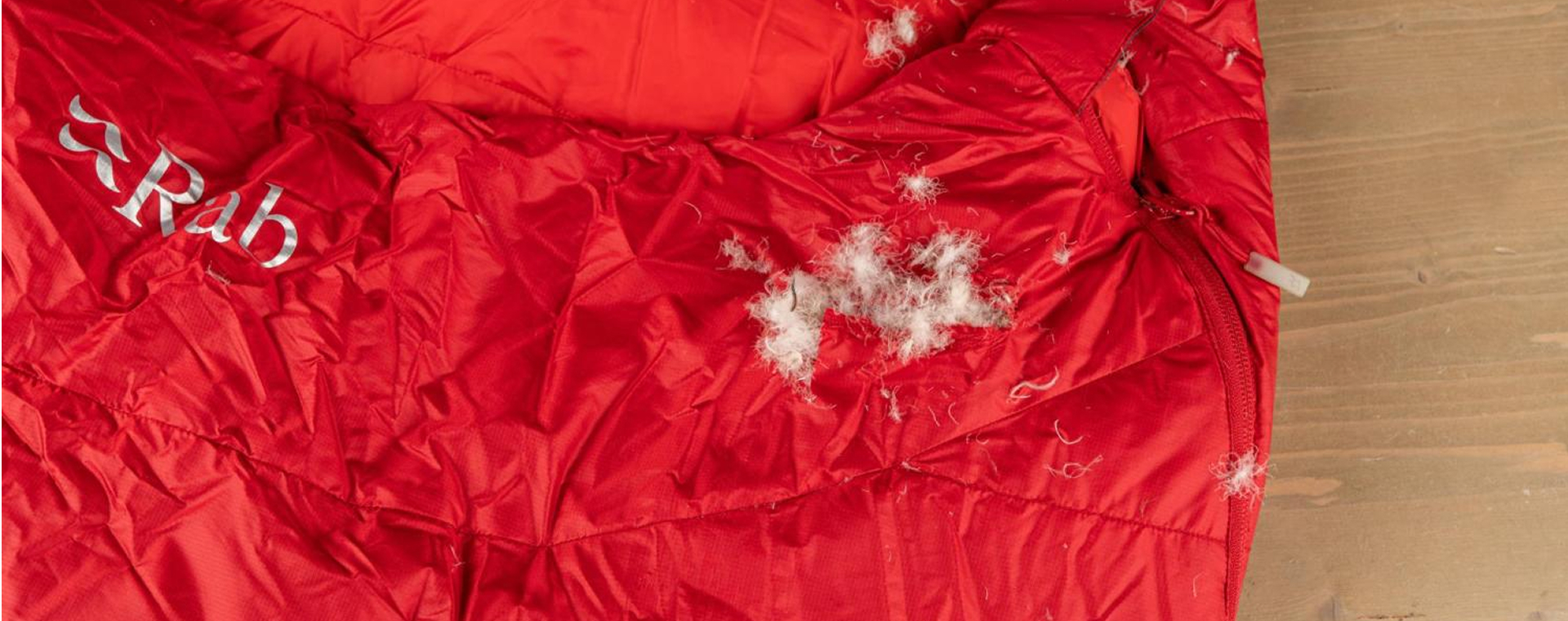 Een scheur of gat in je slaapzak plakken: zo doe je dat | Bever